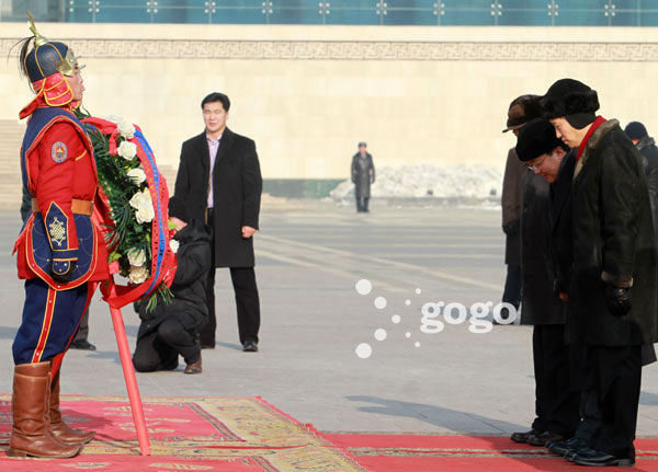 Сүхбаатарын хөшөөнд цэцэг өргөж Чингис хааны хөшөөнд хүндэтгэл үзүүлэв