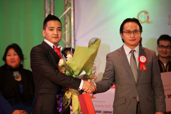 Мобиком корпорацийн 2011 оны борлуулалт үйлчилгээний шилдэг ажилтан ...