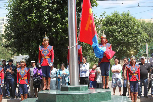 Баянзүрхчүүд төрийн далбаагаа дээдэллээ