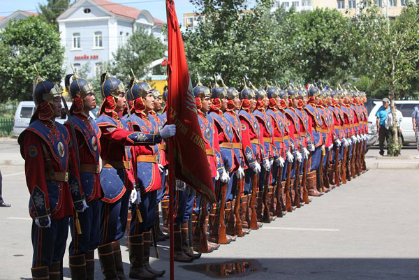 Баянзүрхчүүд төрийн далбаагаа дээдэллээ