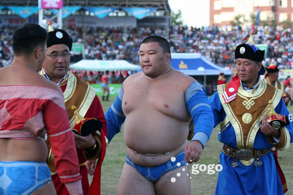 Арслан Х Мөнхбаатар Ерөнхийлөгчид өргөх бичиг барьжээ