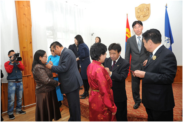 Тэргүүний багш ажилчид, манлай сурагчдыг шагналаа