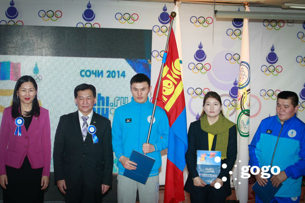 Цагаан олимпод оролцох тамирчид төрийн далбаагаа гардлаа