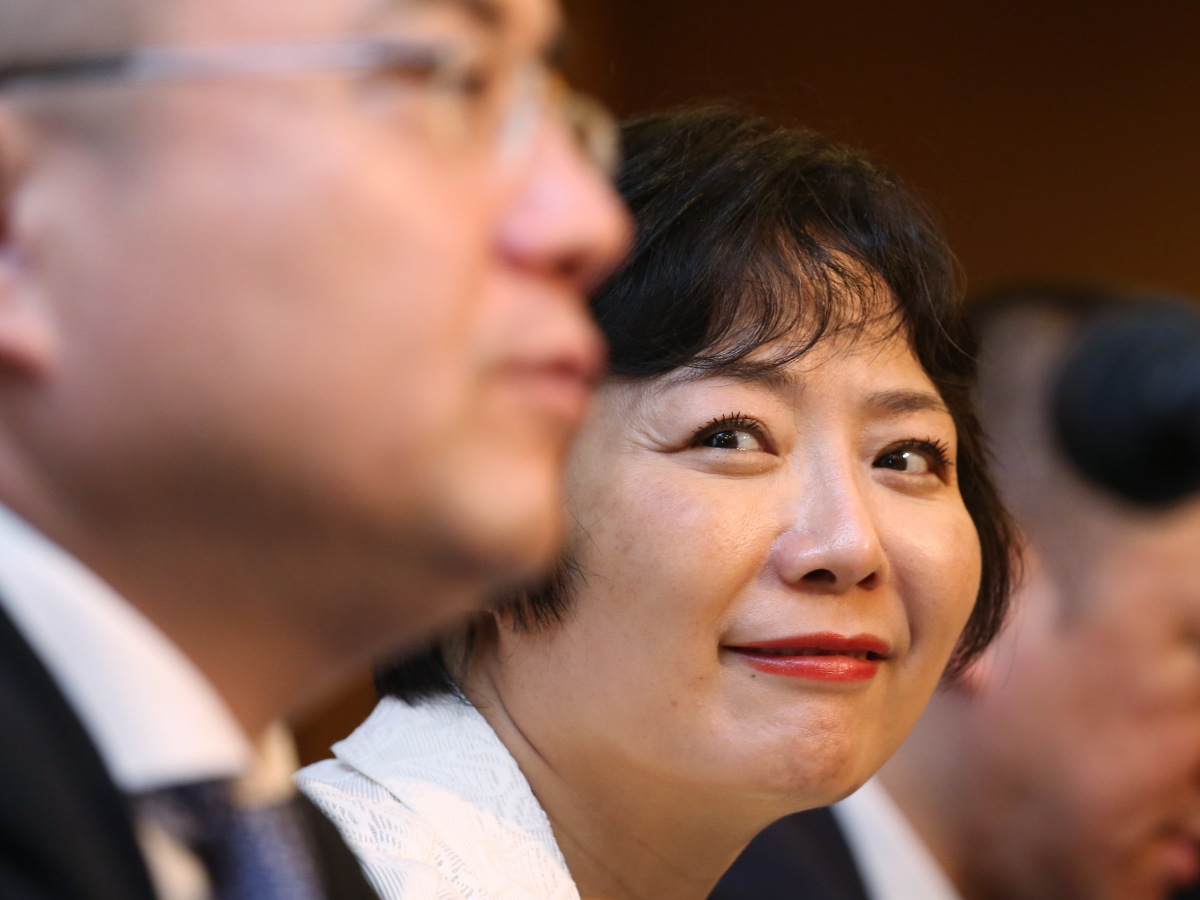 Өөрийн хүчээр тэрбумтан болсон хамгийн баян эмэгтэйгээр Ву Яжун тодорчээ