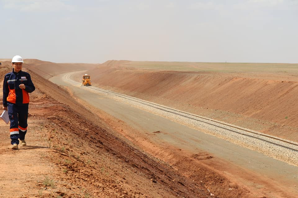 Тавантолгой Гашуунсухайтын 267 км төмөр замын 42 км дээд бүтцийг угсарчээ