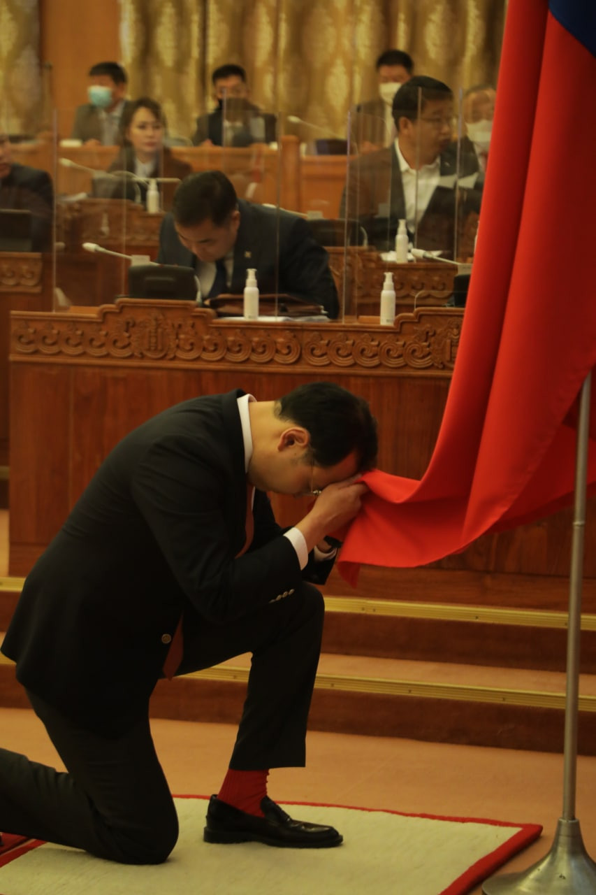 Шинээр сонгогдсон УИХ ын гишүүд тангараг өргөснөөр бүрэн эрх нь