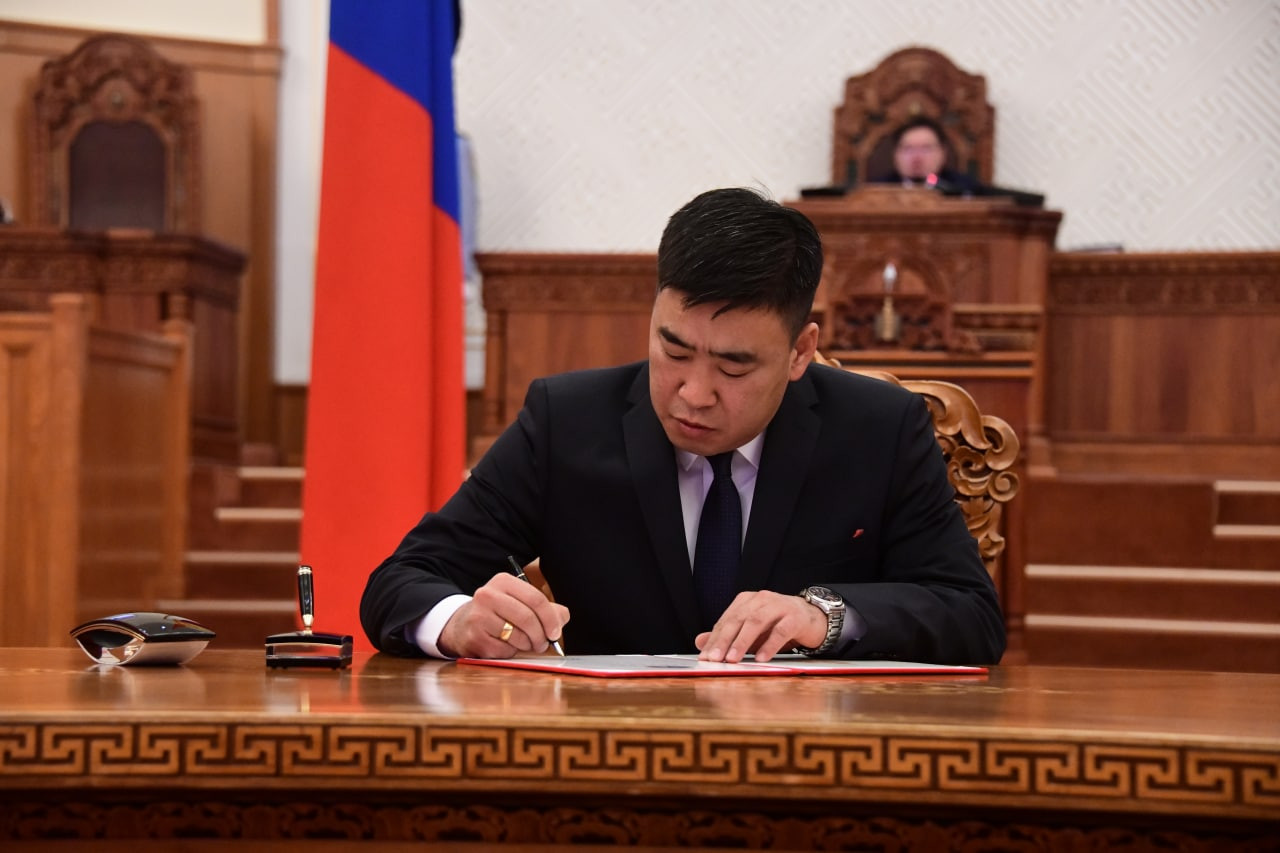 Шинээр сонгогдсон УИХ ын гишүүд тангараг өргөснөөр бүрэн эрх нь