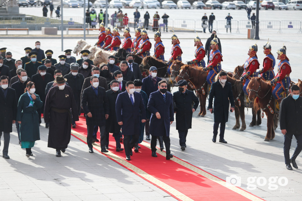 ДОЛОО ХОНОГИЙН ТОЙМ: Ерөнхийлөгчийн зургууд шүүмжлэл дагуулж, урлаг ...