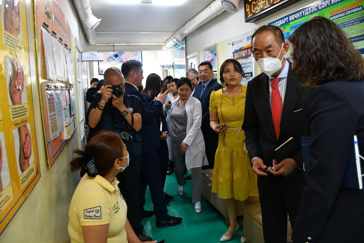 ДЭМБ ын Номхон далайн баруун бүсийн захирал СХД ийн өрхийн эмнэлэгтэй танилцжээ