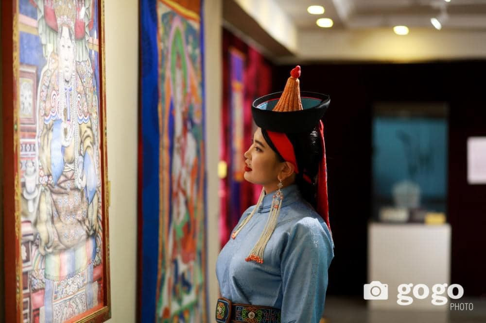 Дуучин Б Батцэцэглэн ардын дууг амьд хөгжимтэй дуулж анхны тоглолтоо хийнэ
