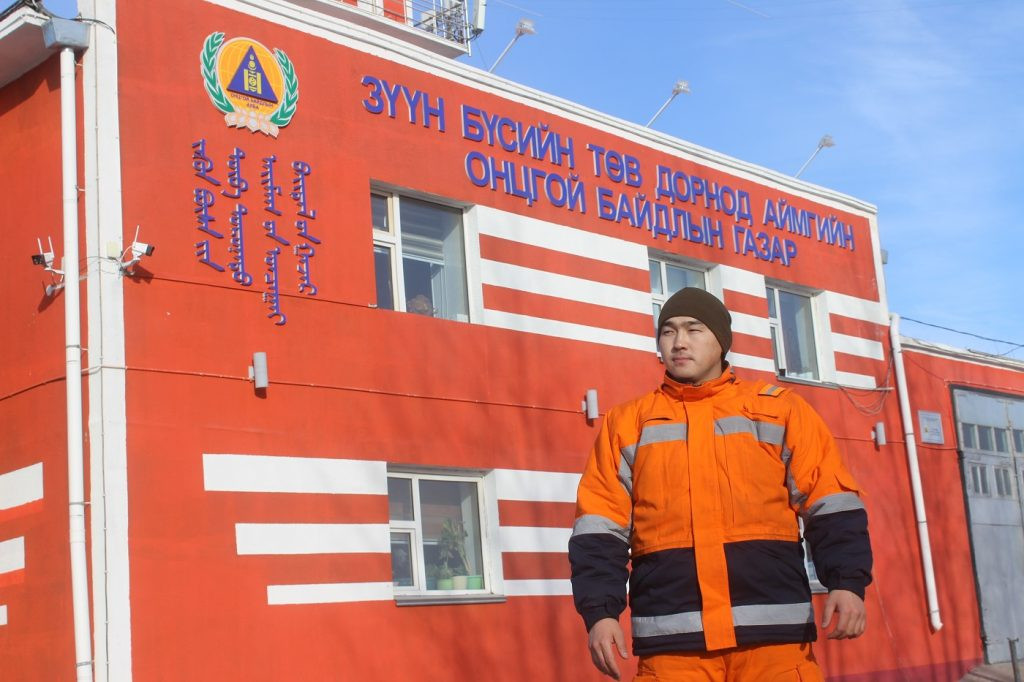 Олон хүн аварч, онцгой гавьяа байгуулсан алба хаагчдыг 16 сая төгрөгөөр ...