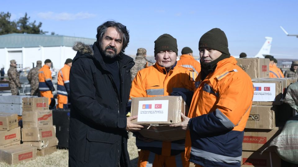 Монголын аврагчид газар хөдлөлтийн голомт болох Хатая хот руу хөдөлжээ