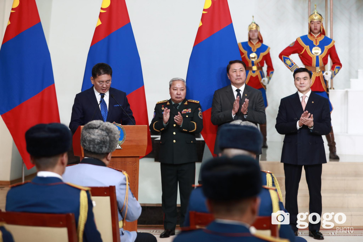 ФОТО Ерөнхийлөгч БНТУ д үүрэг гүйцэтгэсэн алба хаагчдад төрийн цол одон медаль гардууллаа