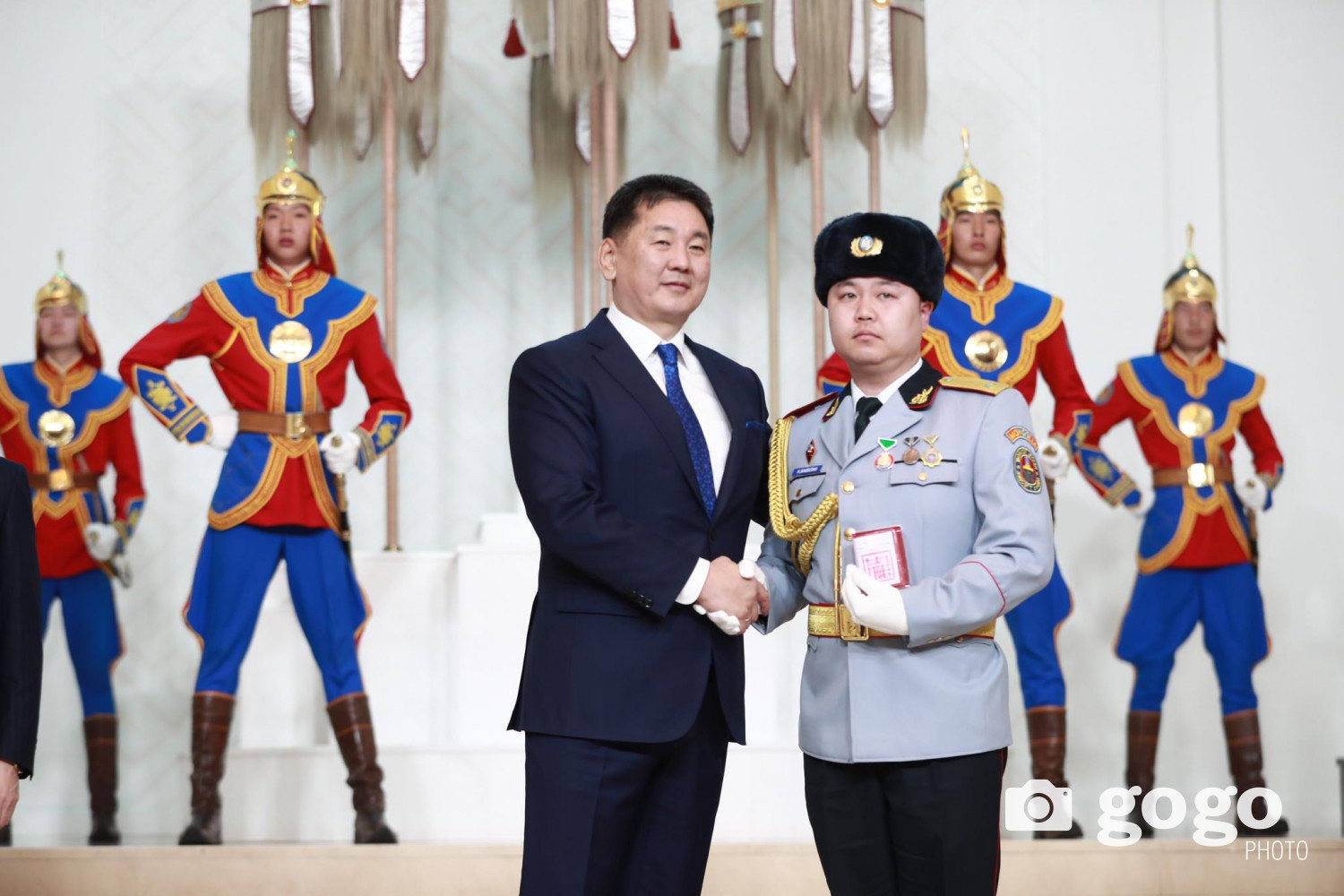 ФОТО Ерөнхийлөгч БНТУ д үүрэг гүйцэтгэсэн алба хаагчдад төрийн цол одон медаль гардууллаа