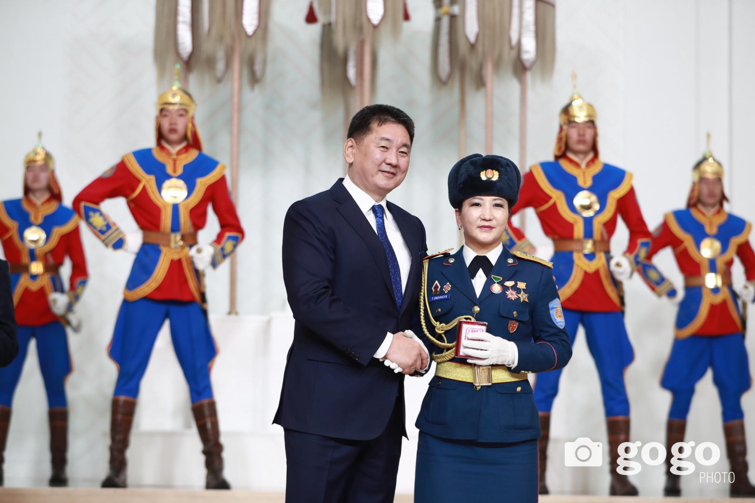 ФОТО Ерөнхийлөгч БНТУ д үүрэг гүйцэтгэсэн алба хаагчдад төрийн цол одон медаль гардууллаа