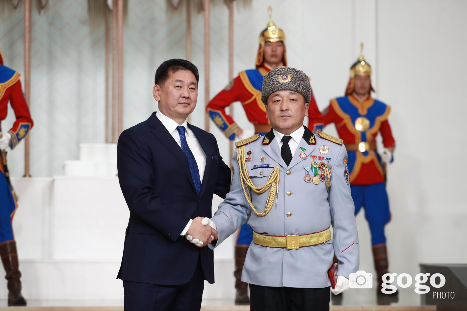 ФОТО Ерөнхийлөгч БНТУ д үүрэг гүйцэтгэсэн алба хаагчдад төрийн цол одон медаль гардууллаа