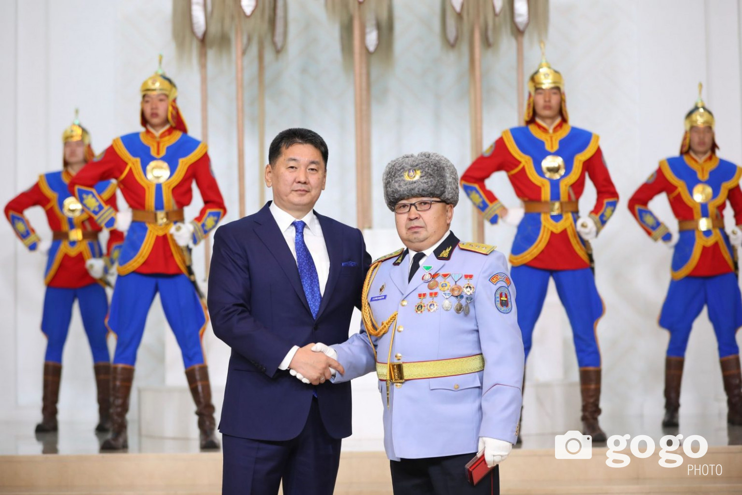 ФОТО Ерөнхийлөгч БНТУ д үүрэг гүйцэтгэсэн алба хаагчдад төрийн цол одон медаль гардууллаа