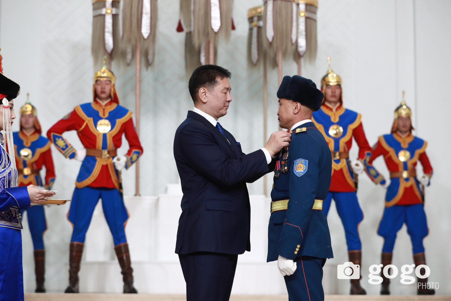 ФОТО Ерөнхийлөгч БНТУ д үүрэг гүйцэтгэсэн алба хаагчдад төрийн цол одон медаль гардууллаа