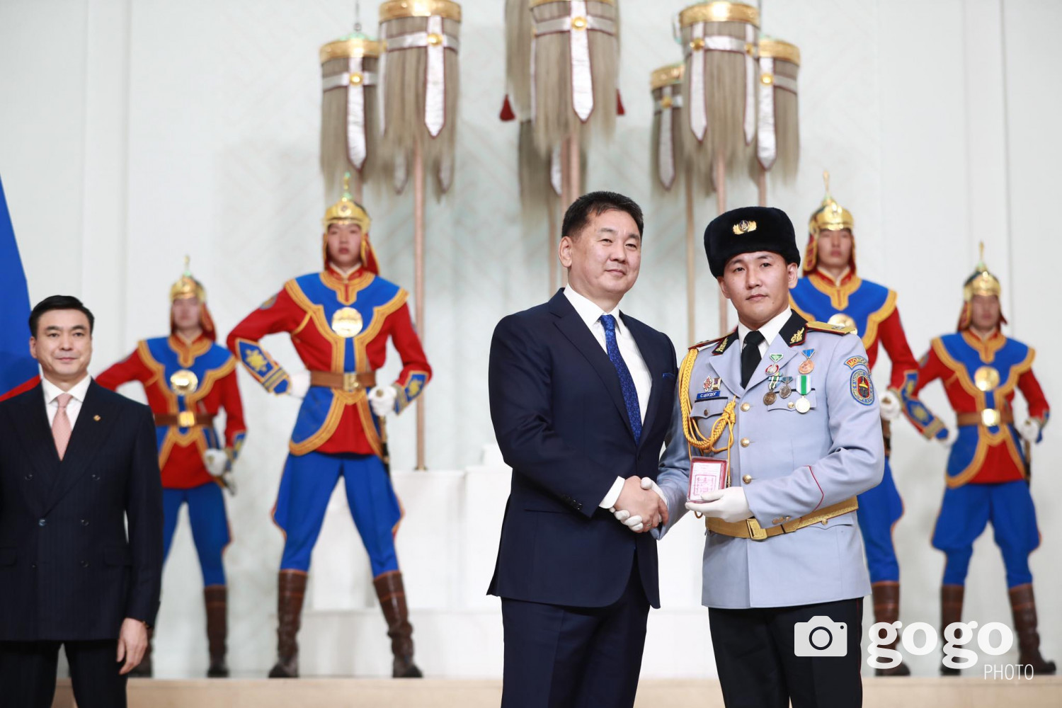 ФОТО Ерөнхийлөгч БНТУ д үүрэг гүйцэтгэсэн алба хаагчдад төрийн цол одон медаль гардууллаа