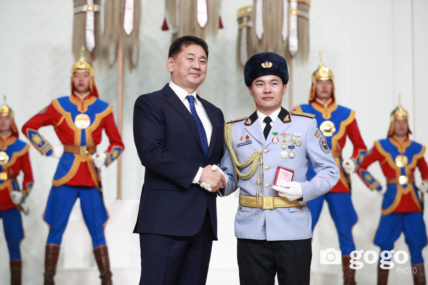 ФОТО Ерөнхийлөгч БНТУ д үүрэг гүйцэтгэсэн алба хаагчдад төрийн цол одон медаль гардууллаа