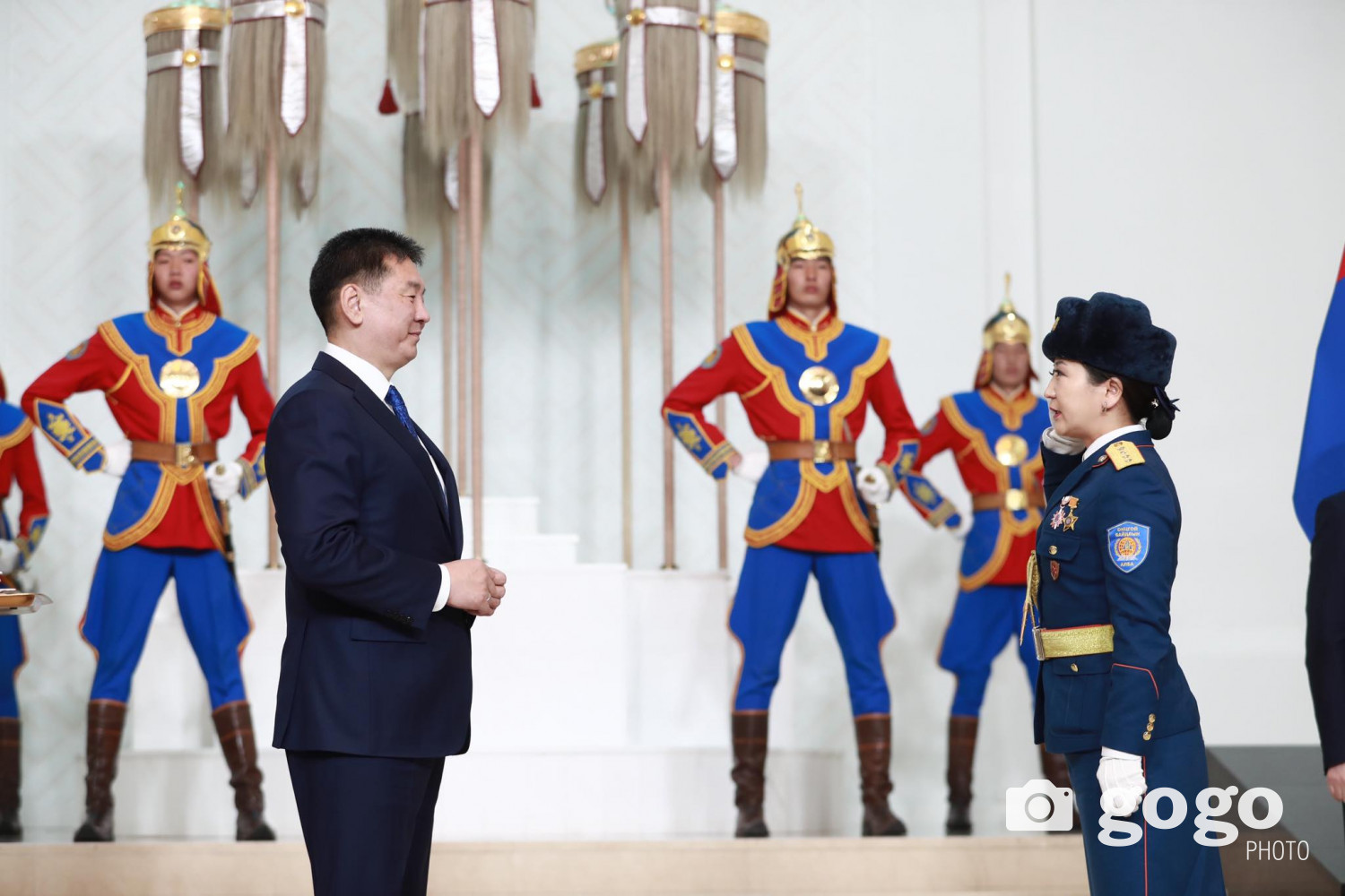 ФОТО Ерөнхийлөгч БНТУ д үүрэг гүйцэтгэсэн алба хаагчдад төрийн цол одон медаль гардууллаа