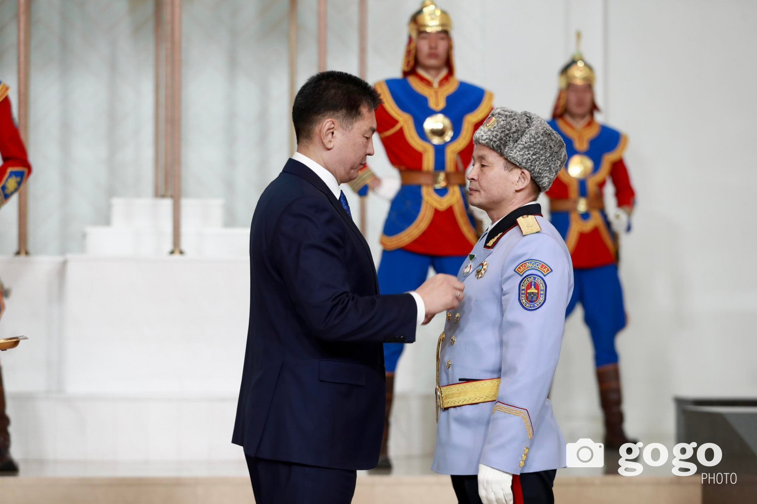 ФОТО Ерөнхийлөгч БНТУ д үүрэг гүйцэтгэсэн алба хаагчдад төрийн цол одон медаль гардууллаа