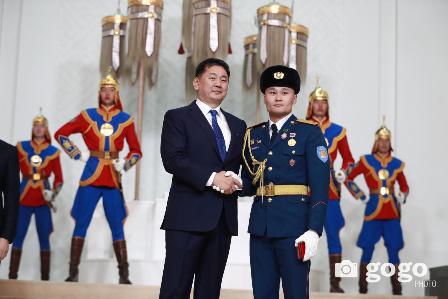 ФОТО Ерөнхийлөгч БНТУ д үүрэг гүйцэтгэсэн алба хаагчдад төрийн цол одон медаль гардууллаа