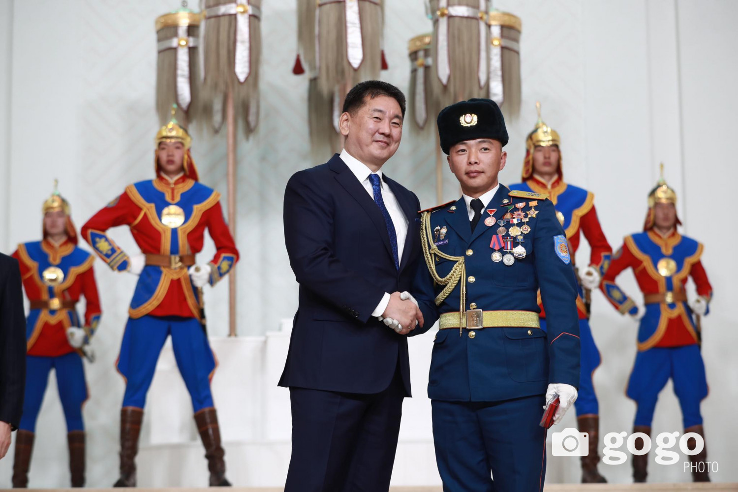 ФОТО Ерөнхийлөгч БНТУ д үүрэг гүйцэтгэсэн алба хаагчдад төрийн цол одон медаль гардууллаа