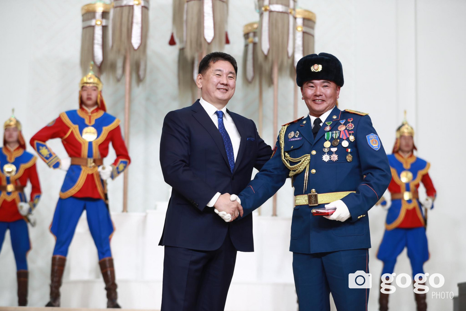 ФОТО Ерөнхийлөгч БНТУ д үүрэг гүйцэтгэсэн алба хаагчдад төрийн цол одон медаль гардууллаа