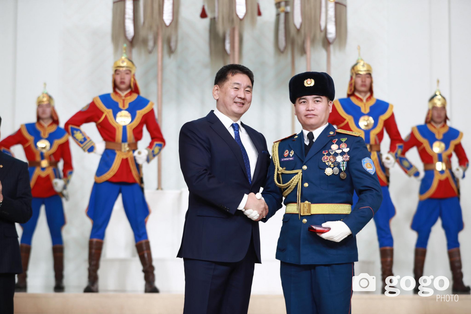 ФОТО Ерөнхийлөгч БНТУ д үүрэг гүйцэтгэсэн алба хаагчдад төрийн цол одон медаль гардууллаа