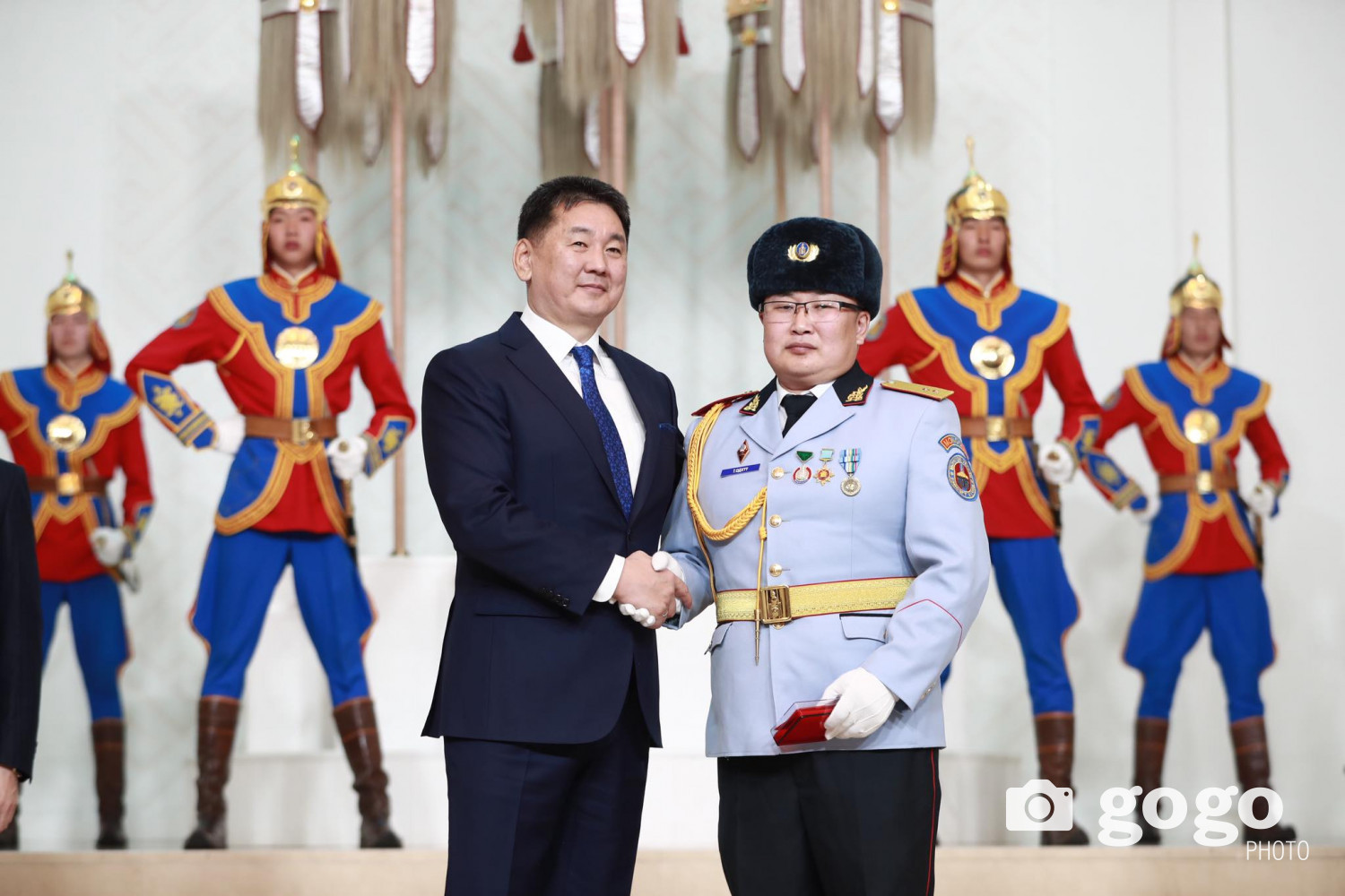 ФОТО Ерөнхийлөгч БНТУ д үүрэг гүйцэтгэсэн алба хаагчдад төрийн цол одон медаль гардууллаа