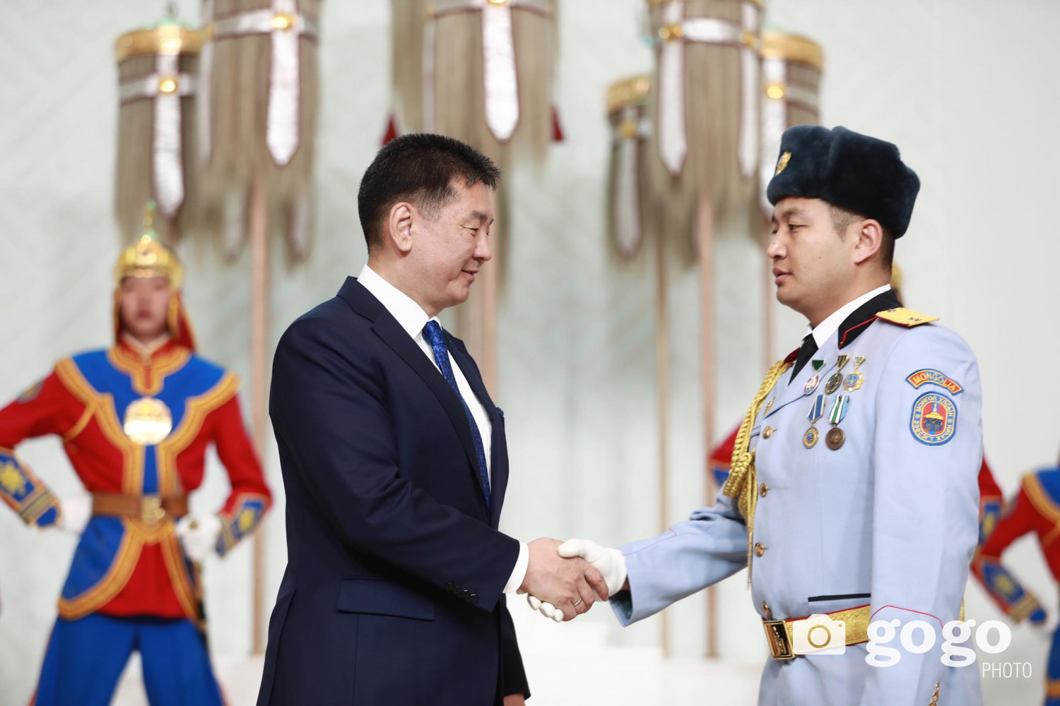 ФОТО Ерөнхийлөгч БНТУ д үүрэг гүйцэтгэсэн алба хаагчдад төрийн цол одон медаль гардууллаа