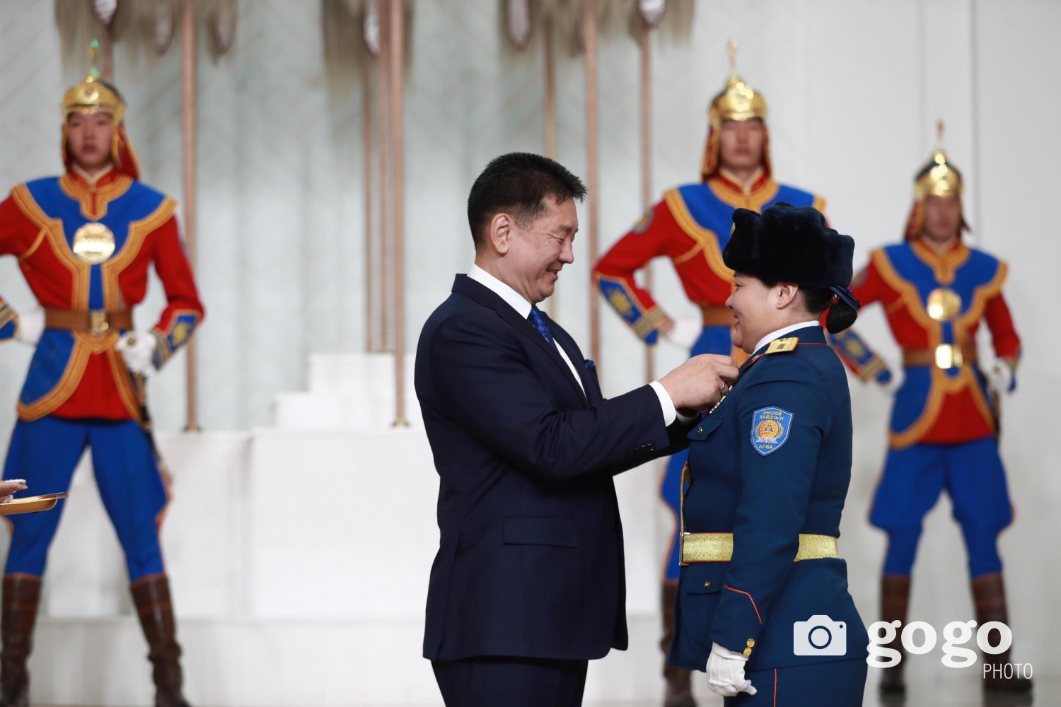 ФОТО Ерөнхийлөгч БНТУ д үүрэг гүйцэтгэсэн алба хаагчдад төрийн цол одон медаль гардууллаа