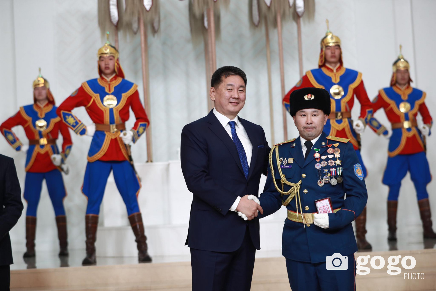 ФОТО Ерөнхийлөгч БНТУ д үүрэг гүйцэтгэсэн алба хаагчдад төрийн цол одон медаль гардууллаа