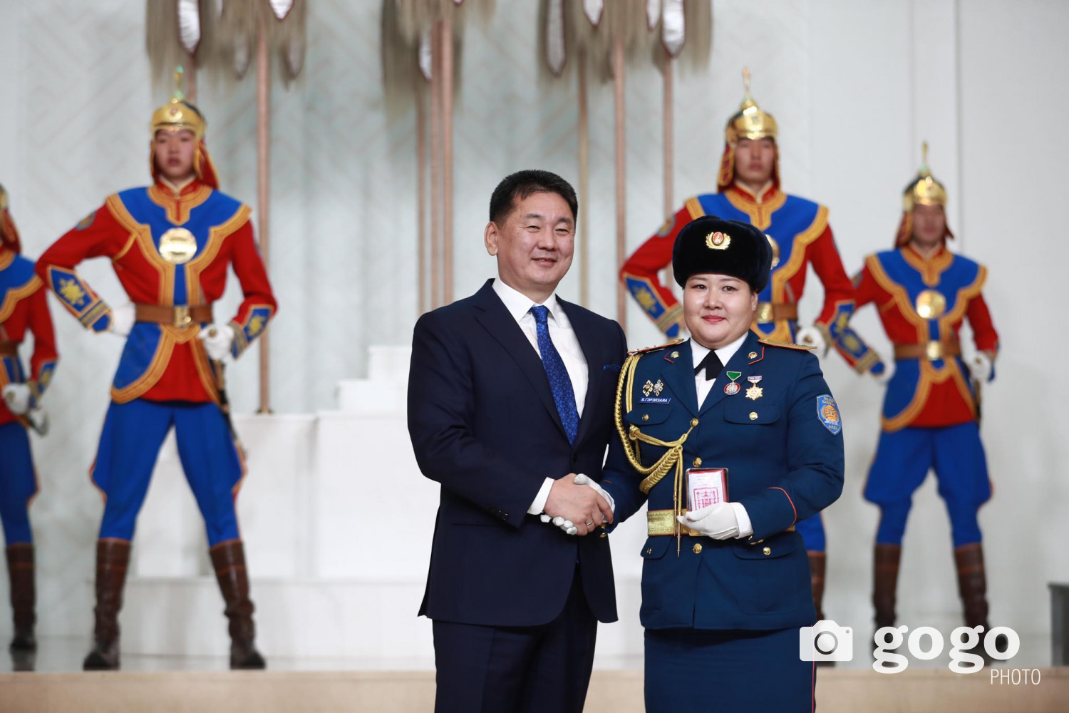 ФОТО Ерөнхийлөгч БНТУ д үүрэг гүйцэтгэсэн алба хаагчдад төрийн цол одон медаль гардууллаа