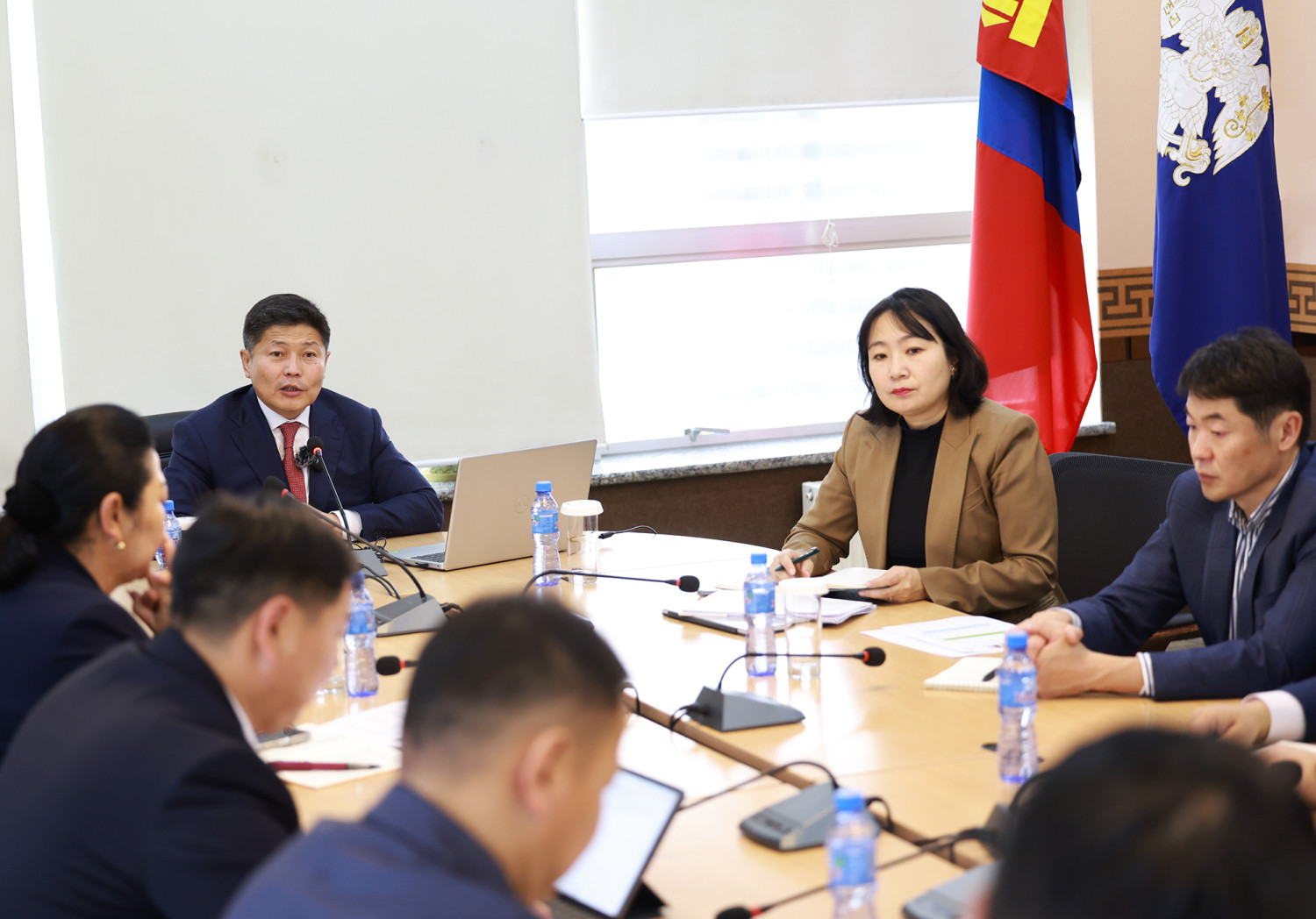 Нийтийн аж ахуйн ажлуудыг дүүргүүд хариуцдаг болно