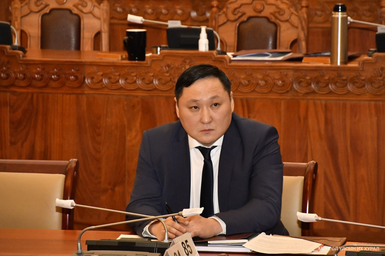 УИХ ын Ерөнхий нарийн бичгийн дарга Л Өлзийсайханыг чөлөөлж Д Энхбатыг