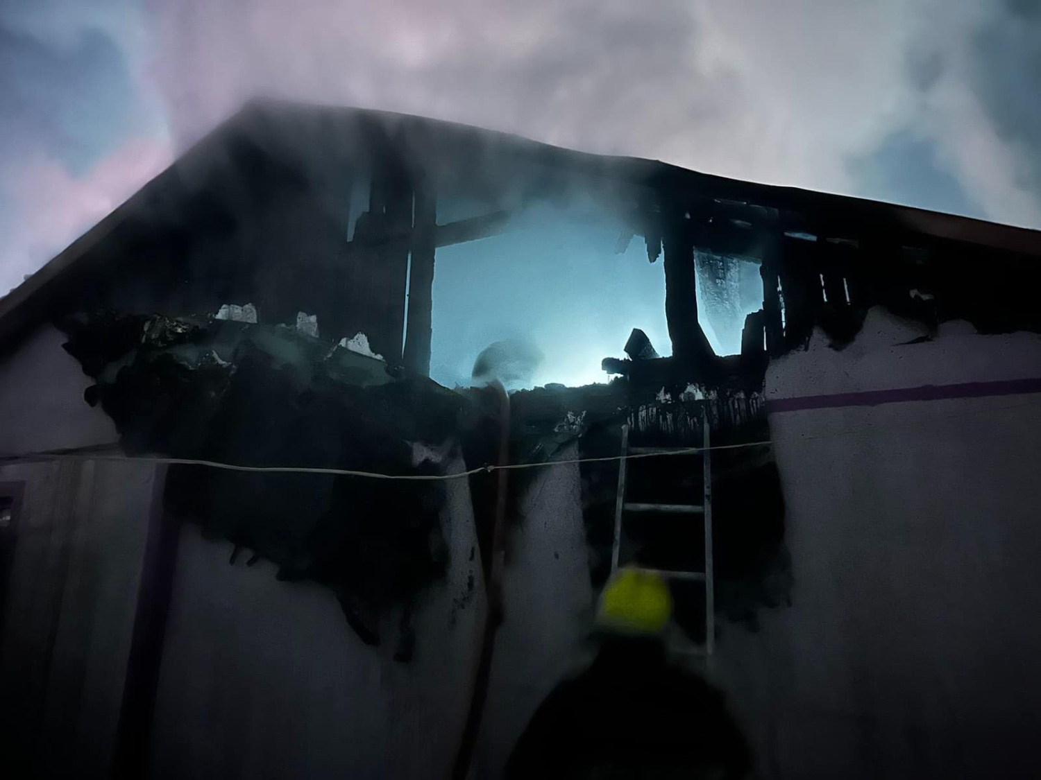 Дээврээсээ шатаж байсан байшингийн галыг унтраажээ