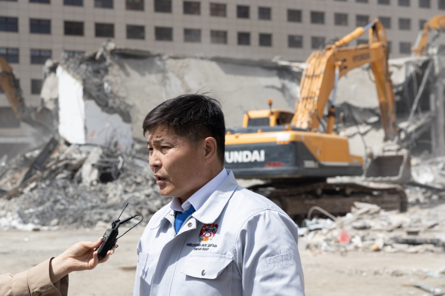 Тусгай зориулалтын экскаватораар “S’Outlet” дэлгүүрийн барилгыг нурааж ...