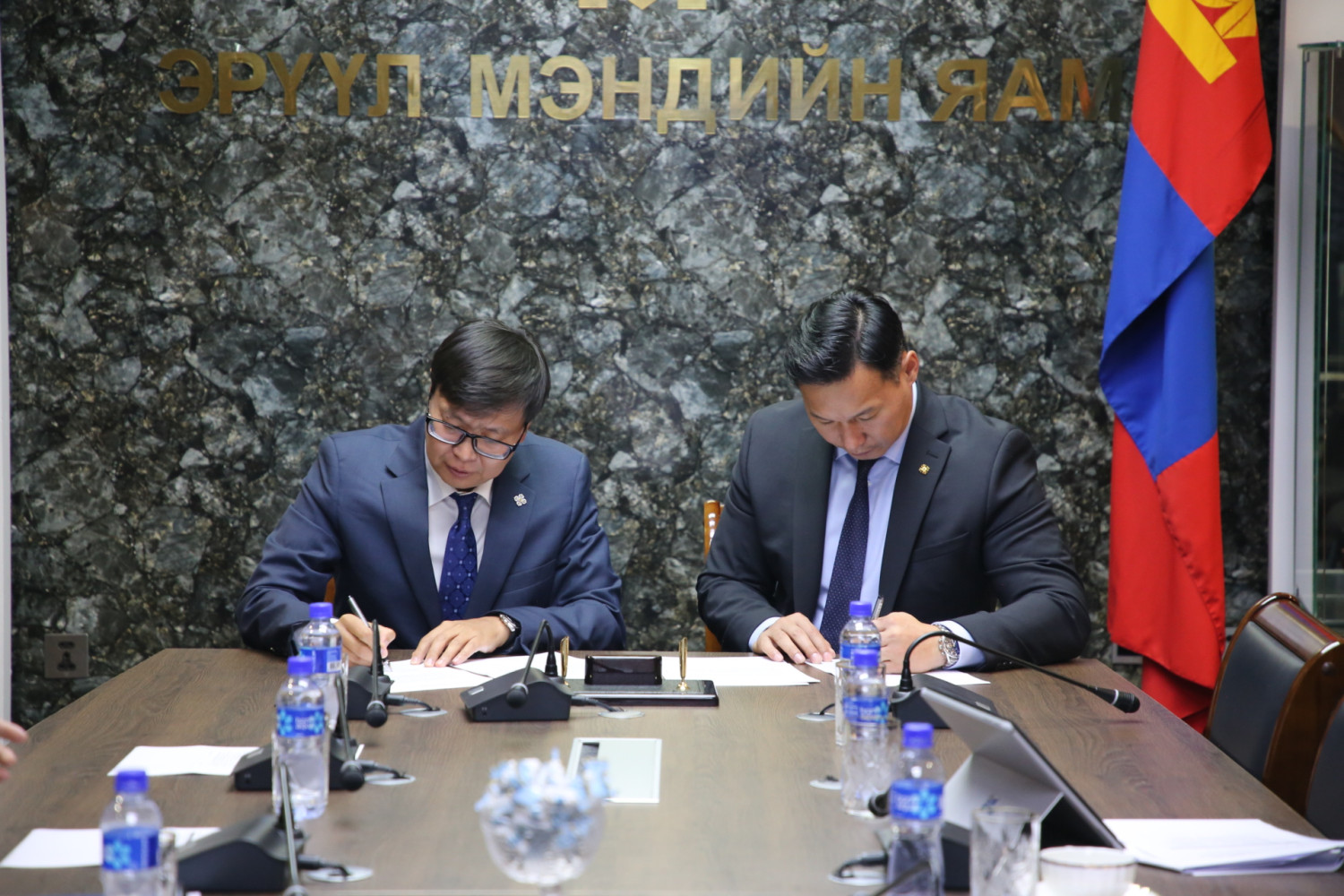 Нэгдүгээр ангийн сурагчдыг ЗҮРХ НҮД ШҮДНИЙ эрт илрүүлгийн үзлэгт хамруулна