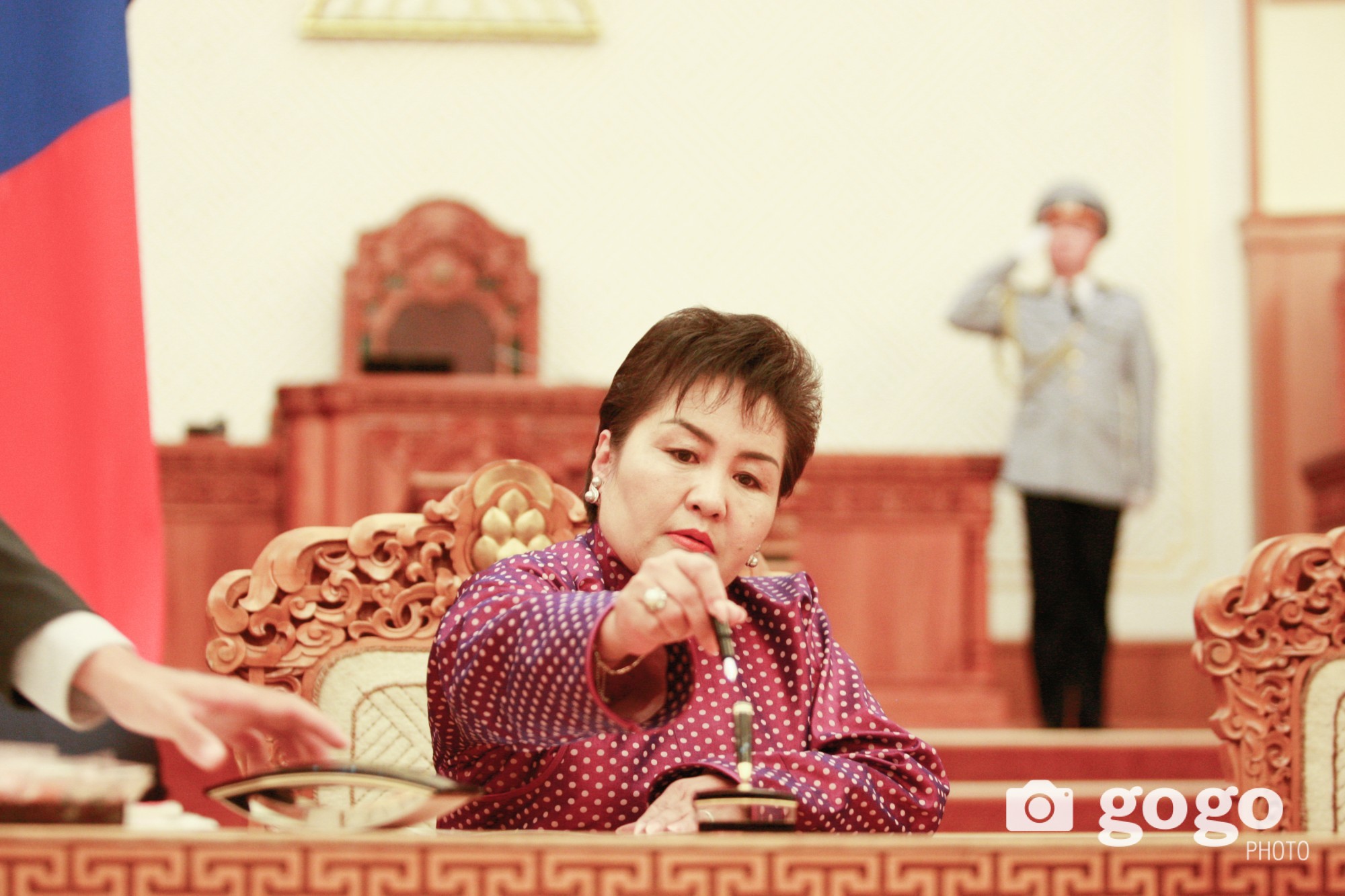 МАН ын эмэгтэй гишүүд эхний өдөр үндэсний дээлээр ижилсэв