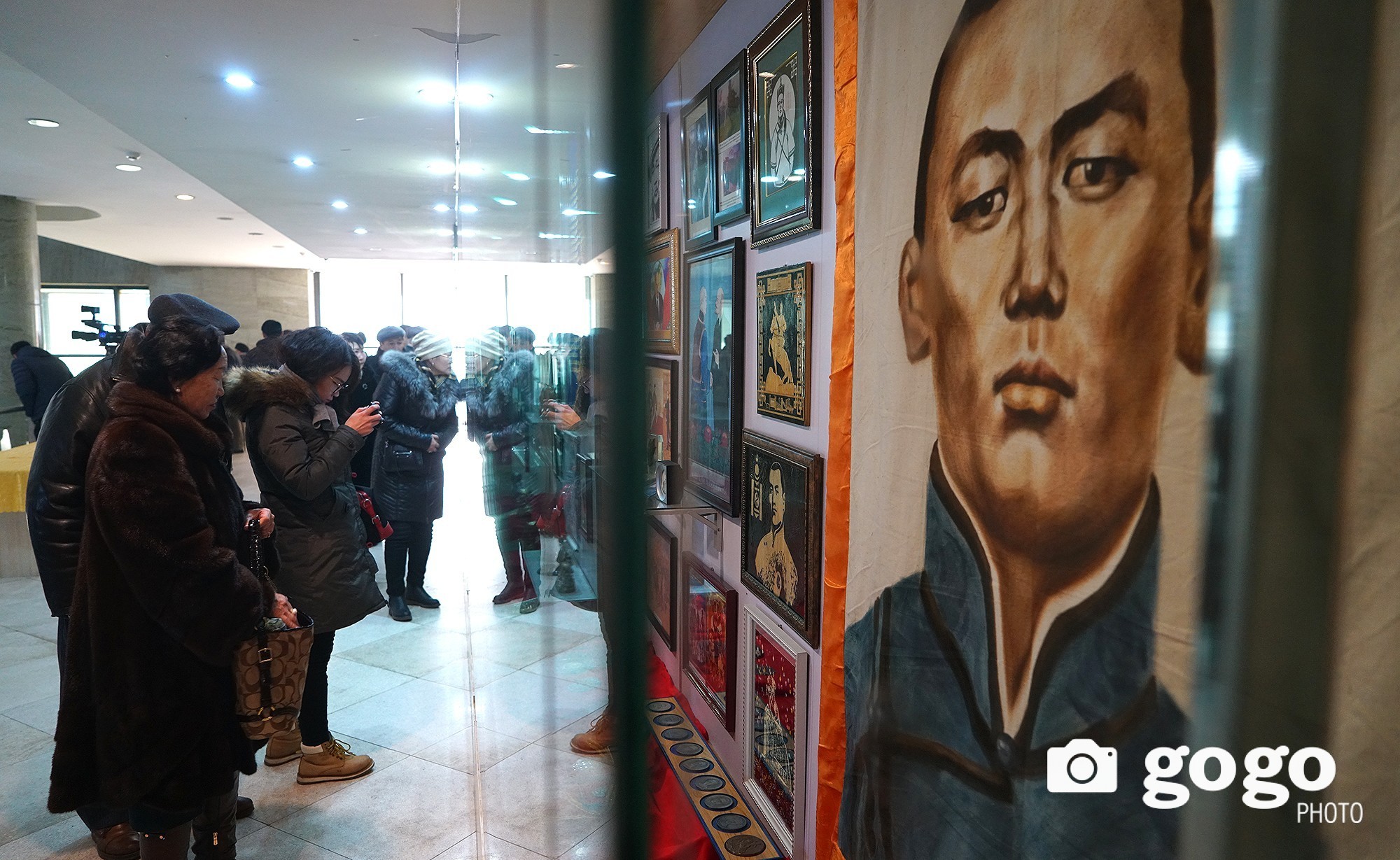 ФОТО Зууны манлай эх оронч Д Сүхбаатарын эд зүйлсийг үзэсгэлэнд дэлгэжээ