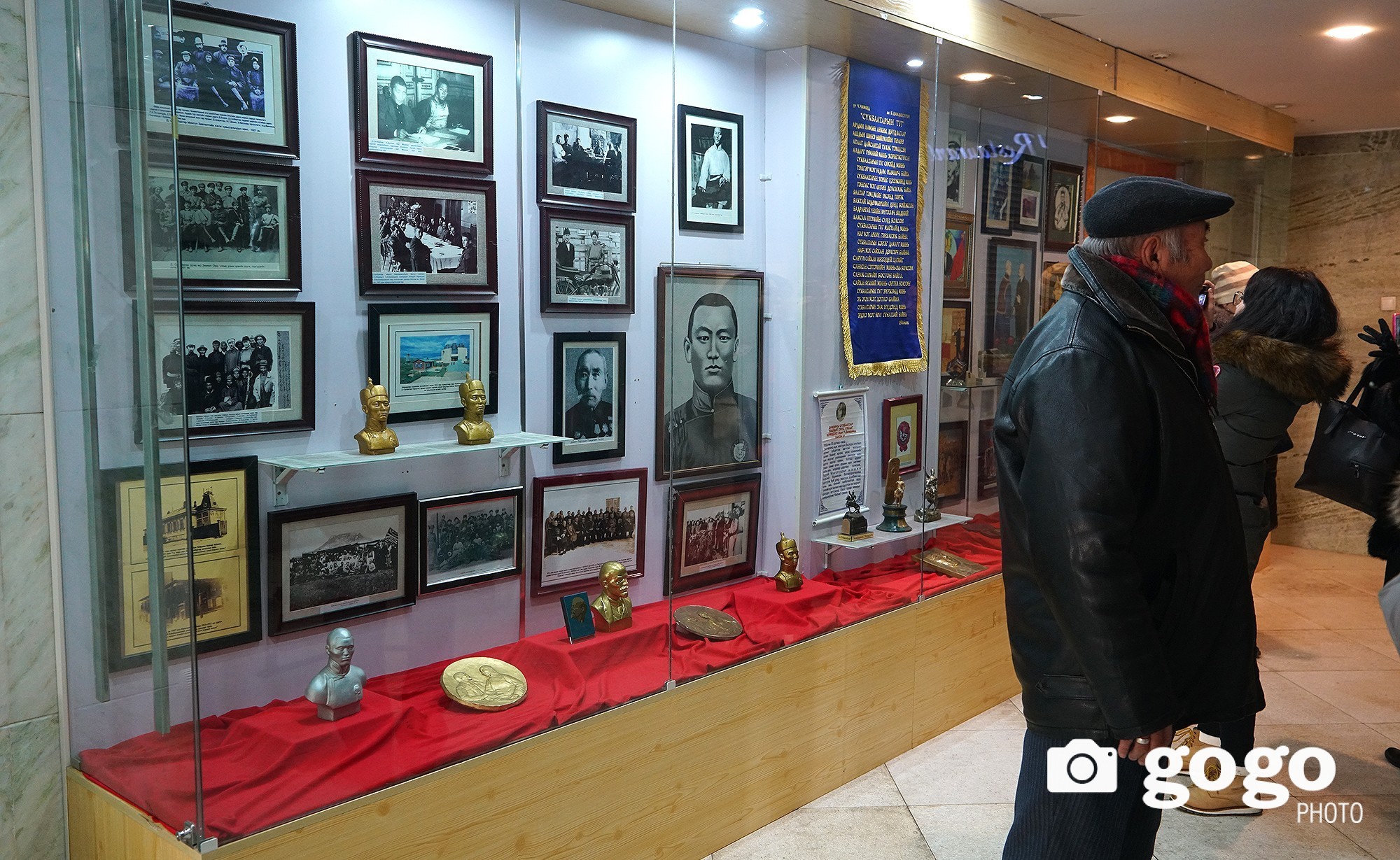 ФОТО Зууны манлай эх оронч Д Сүхбаатарын эд зүйлсийг үзэсгэлэнд дэлгэжээ
