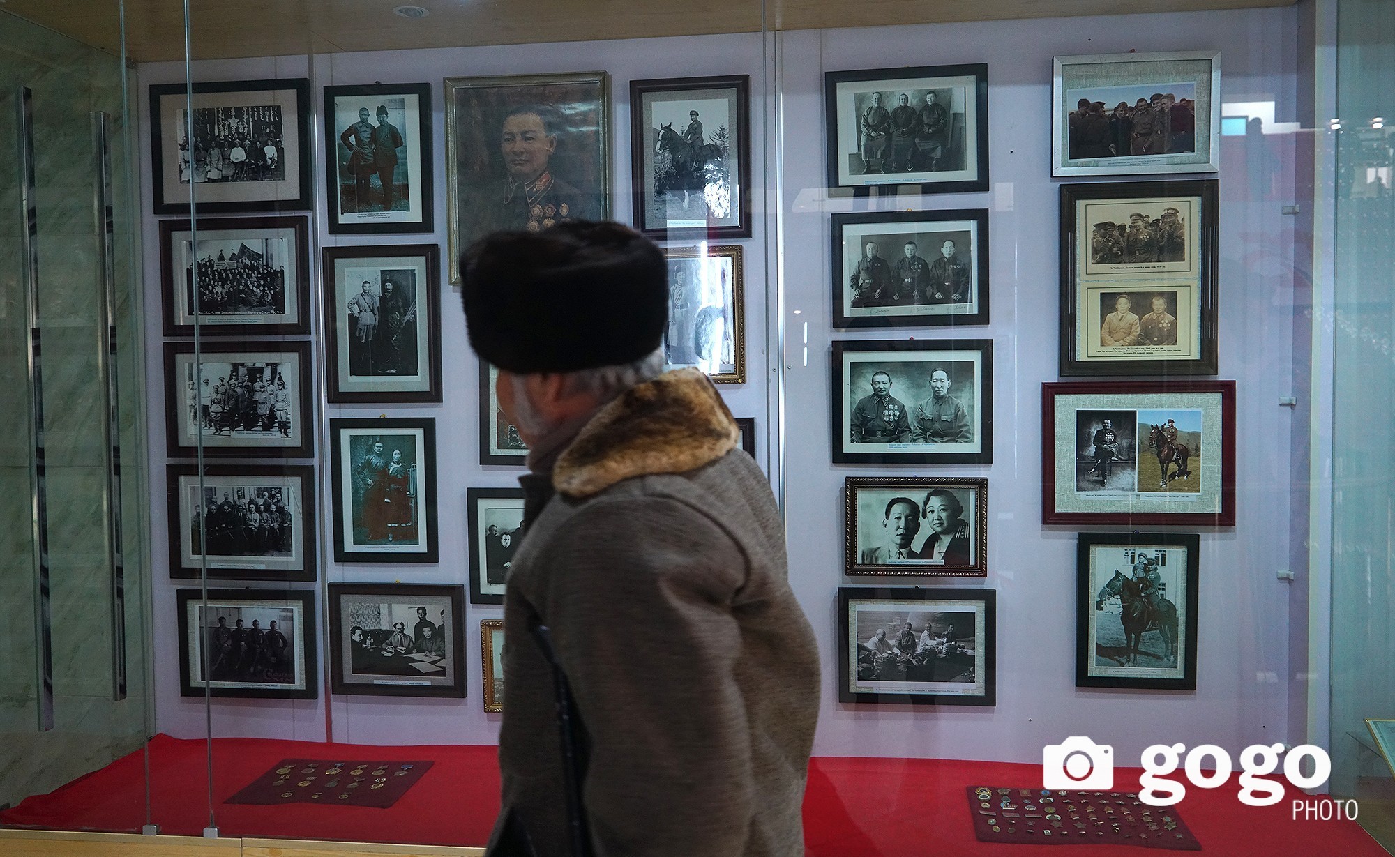 ФОТО Зууны манлай эх оронч Д Сүхбаатарын эд зүйлсийг үзэсгэлэнд дэлгэжээ