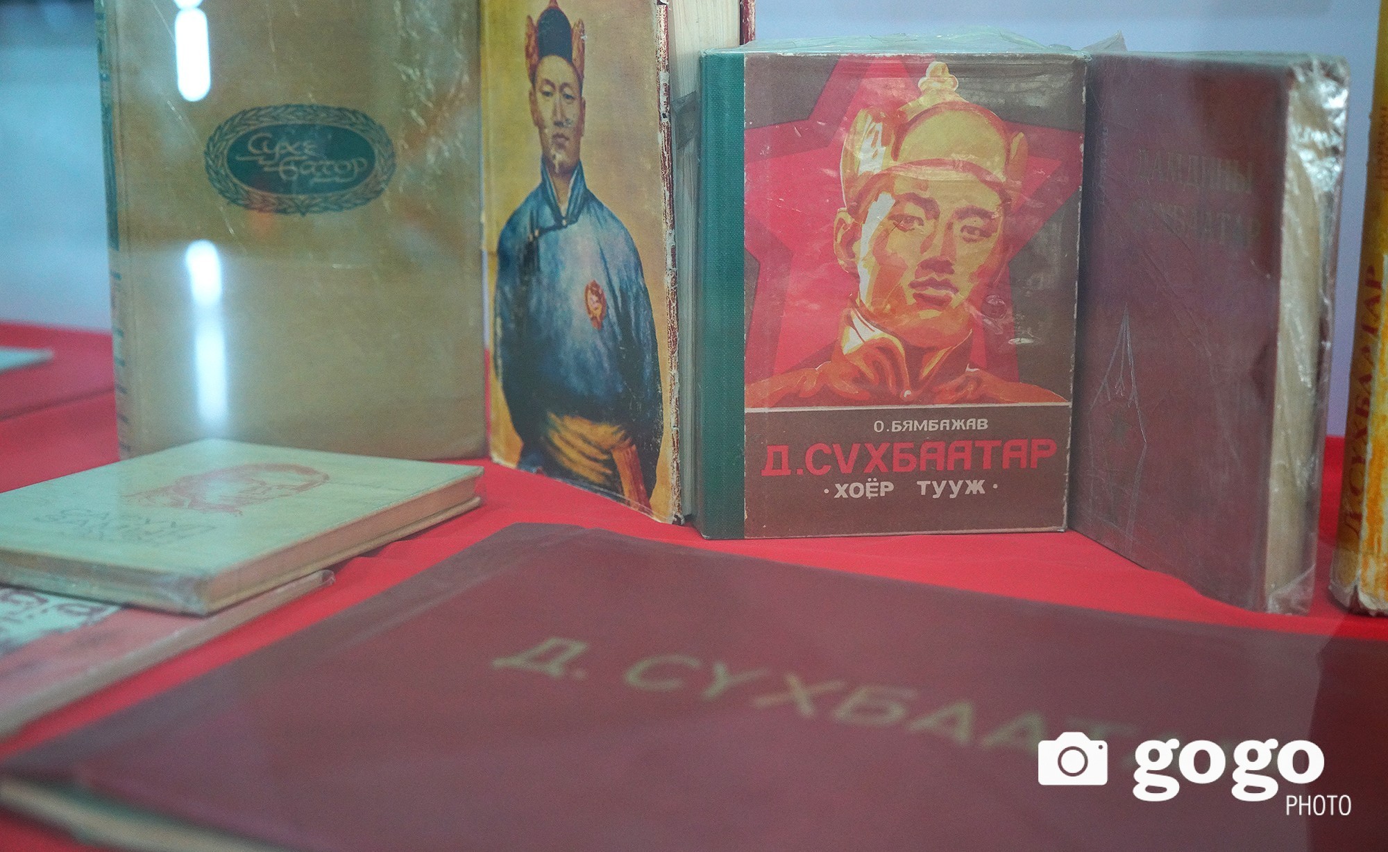 ФОТО Зууны манлай эх оронч Д Сүхбаатарын эд зүйлсийг үзэсгэлэнд дэлгэжээ