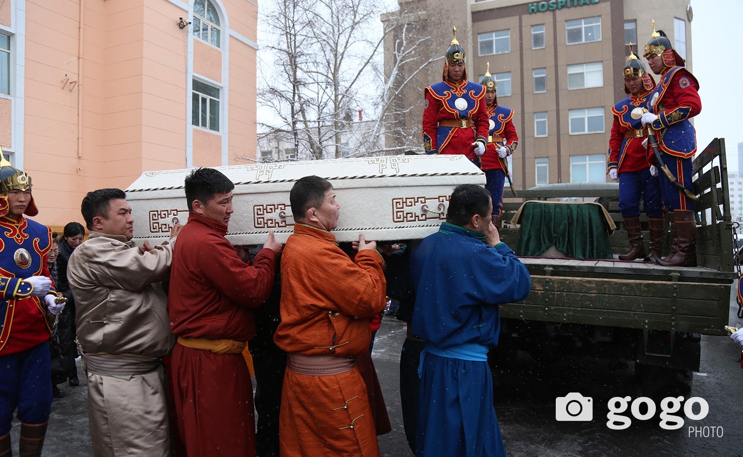 ФОТО: Хөдөлмөрийн баатар, Дархан аварга Ж.Мөнхбатыг эцсийн замд нь үдлээ