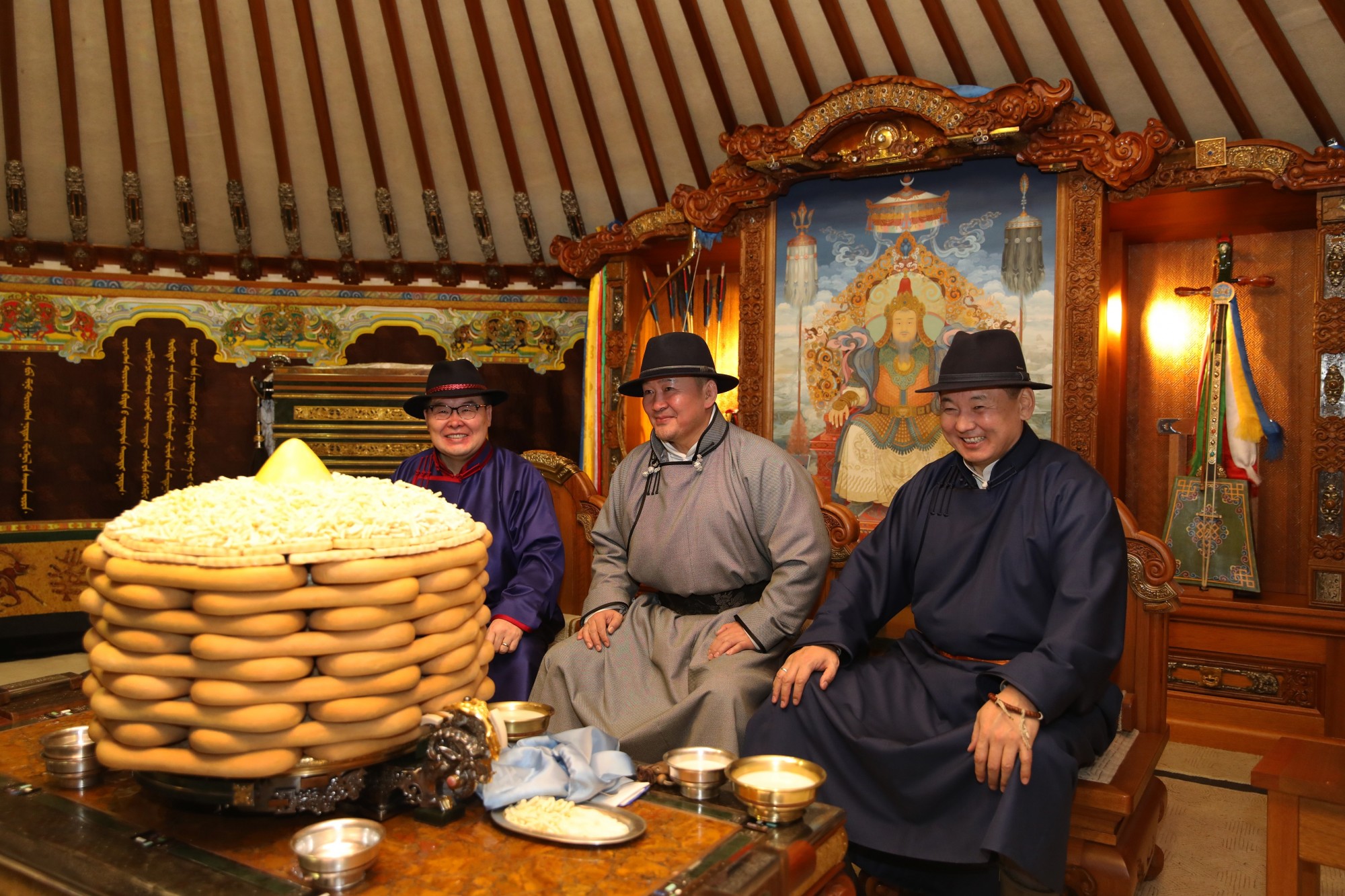 ФОТО: Ерөнхийлөгч, Ерөнхий сайд, УИХ-ын дарга азай буурлуудаа хүндэтгэн ...