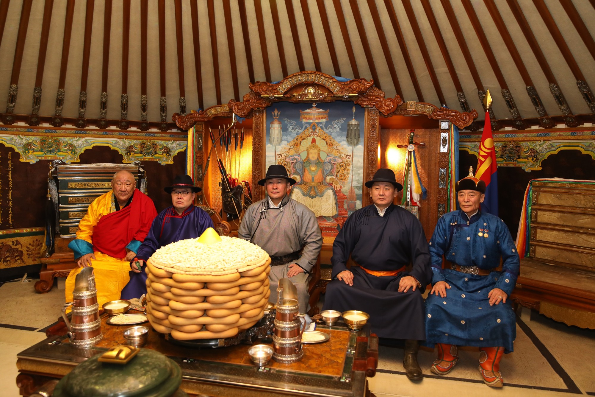 ФОТО: Ерөнхийлөгч, Ерөнхий сайд, УИХ-ын дарга азай буурлуудаа хүндэтгэн ...