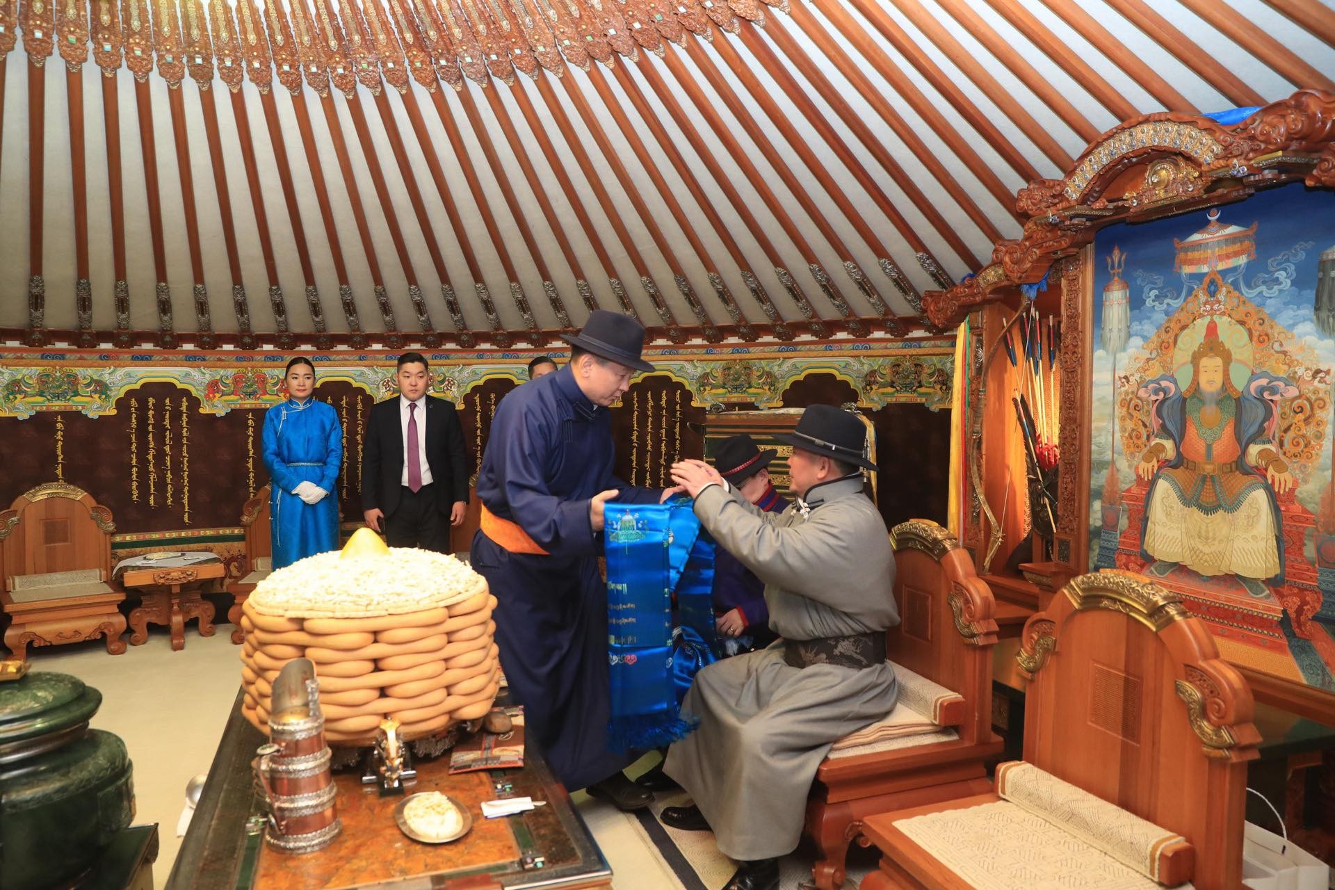 ФОТО: Ерөнхийлөгч, Ерөнхий сайд, УИХ-ын дарга азай буурлуудаа хүндэтгэн ...