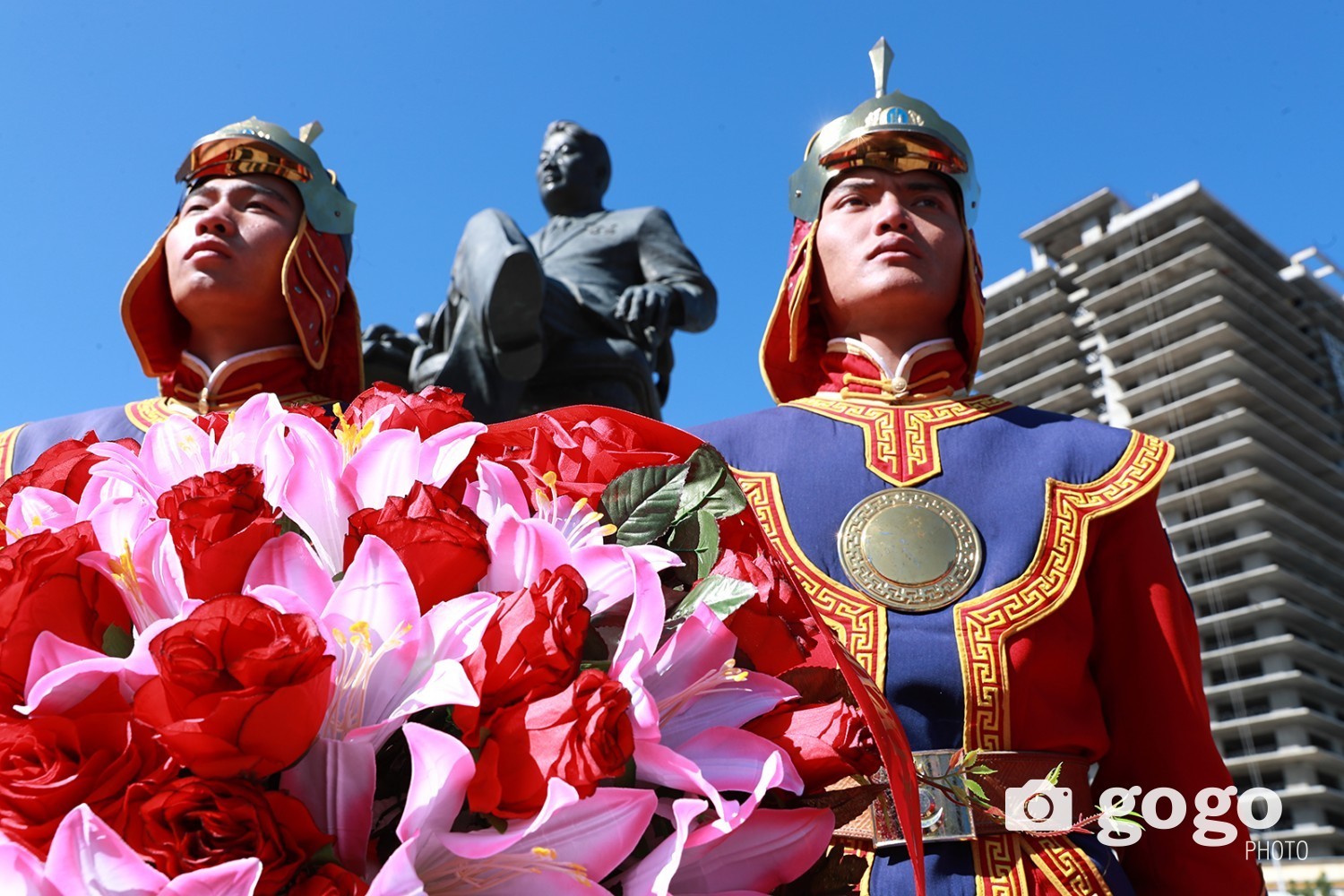 ФОТО Маршал Ю Цэдэнбалын хөшөөнд цэцэг өргөж хүндэтгэл үзүүллээ